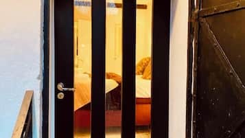 Quarto Clássico com Cama de Casal | 2 quartos, com decoração personalizada, com mobília individualizada