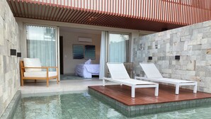 Uma área de piscina moderna ao ar livre, com espreguiçadeiras e um deck de madeira.