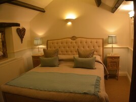 Quarto casal superior, suíte | Individualmente decorados, individualmente mobiliados, escrivaninha