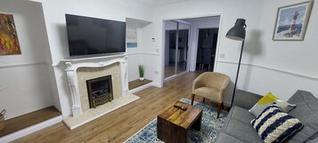 Casa | Área de estar | TV, lareira