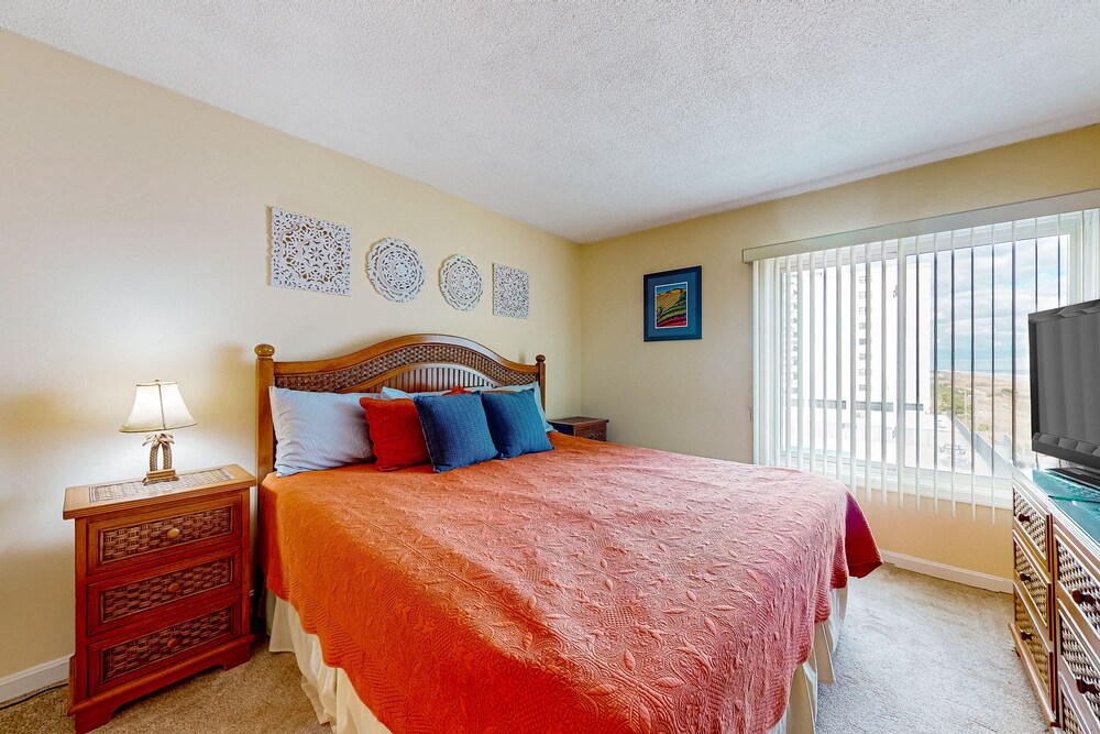 Corner unit ocean view condo with large balcony, direct beach access ...