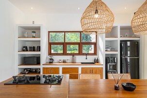 Vila, 2 quartos | Cozinha privada | Geladeira grande, micro-ondas, cooktop, lava-louças