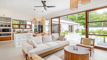 Villa, 2 quartos | Sala de estar | Televisor de 50 polegadas com canais por cabo, lareira