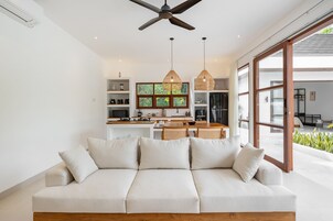 Vila, 2 quartos | Área de estar | TV 50 polegadas com canais a cabo, lareira