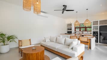 Villa, 2 quartos | Sala de estar | Televisor de 50 polegadas com canais por cabo, lareira