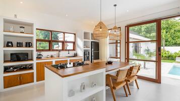 Villa, 2 quartos | Cozinha privada | Um frigorífico/congelador grande, um micro-ondas, uma placa de cozinha