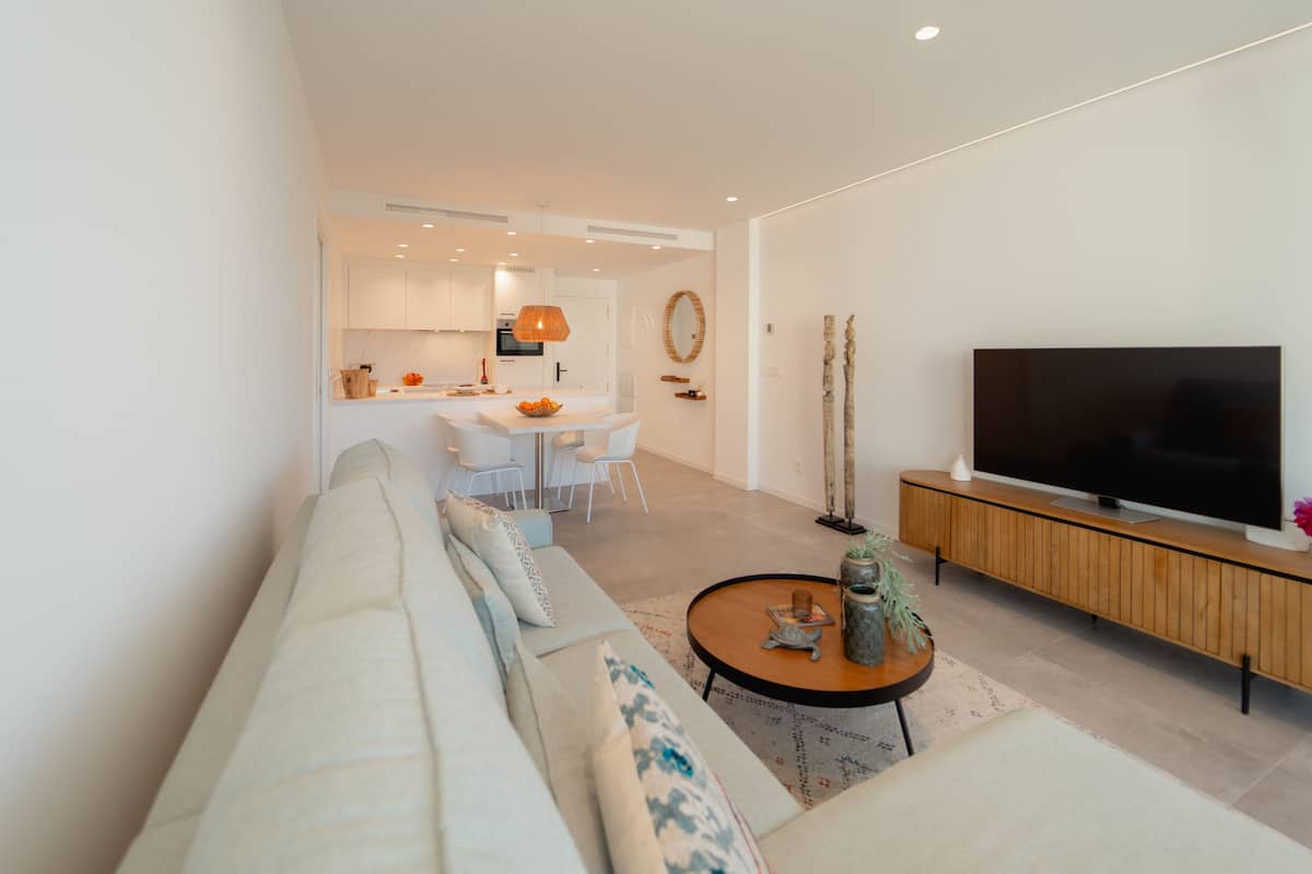Apartamento Superior, 2 quartos, terraço, vista para o mar | Sala de estar | Smart TV 