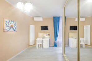 Cabine | 1 quarto, secretária, secretária adequada para computadores portáteis 