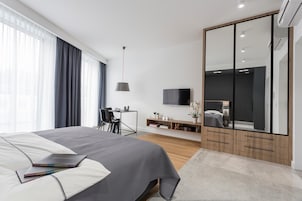 Suíte estúdio luxo, sacada | Individualmente decorados, individualmente mobiliados