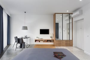 Suíte estúdio luxo, sacada | Individualmente decorados, individualmente mobiliados