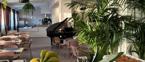 Pequeno-almoço tipo buffet diário (10 EUR por pessoa)