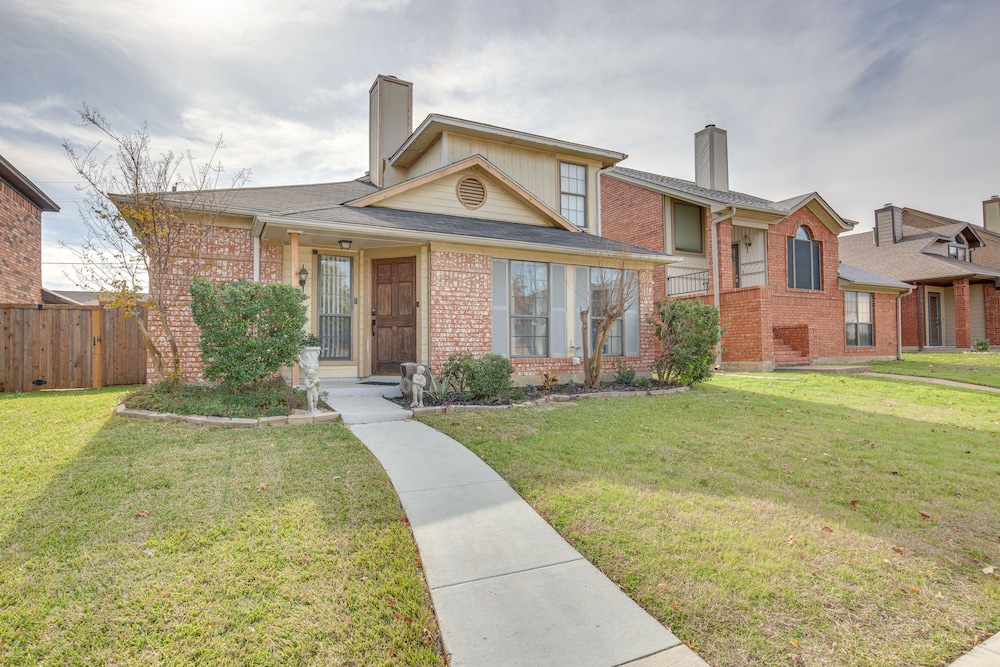 Pet-friendly Carrollton Home W/ Fenced Backyard! - Dallas, TX