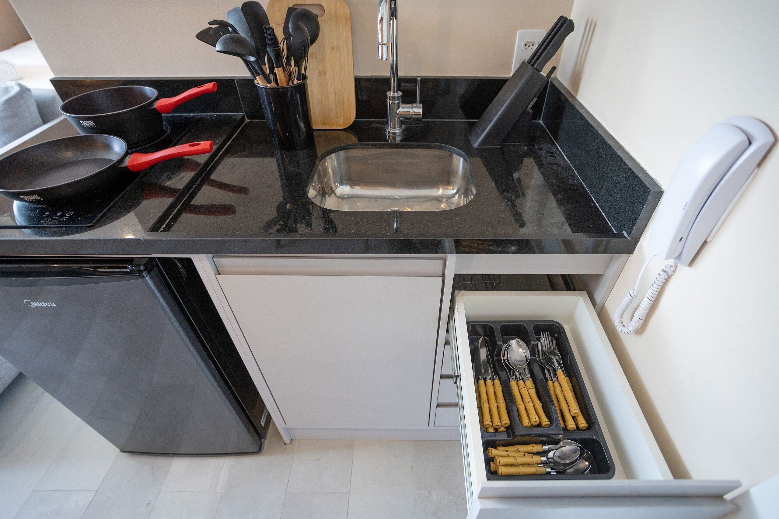 Apartamento | Cozinha privada | Um micro-ondas, utensílios de cozinha 
