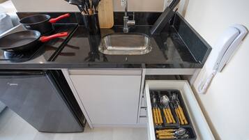 Apartamento | Cozinha privada | Um micro-ondas, utensílios de cozinha