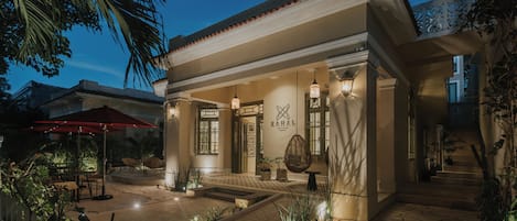 Fachada da propriedade à noite