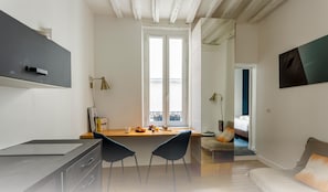 Apartamento Básico | Sala de estar | Televisor de ecrã plano de 25 polegadas com canais digitais