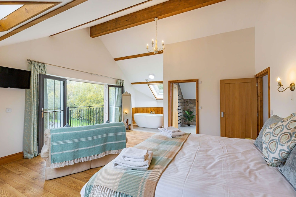 Luxury Rural Hot Tub Lodge With Lakeside Views - Wales