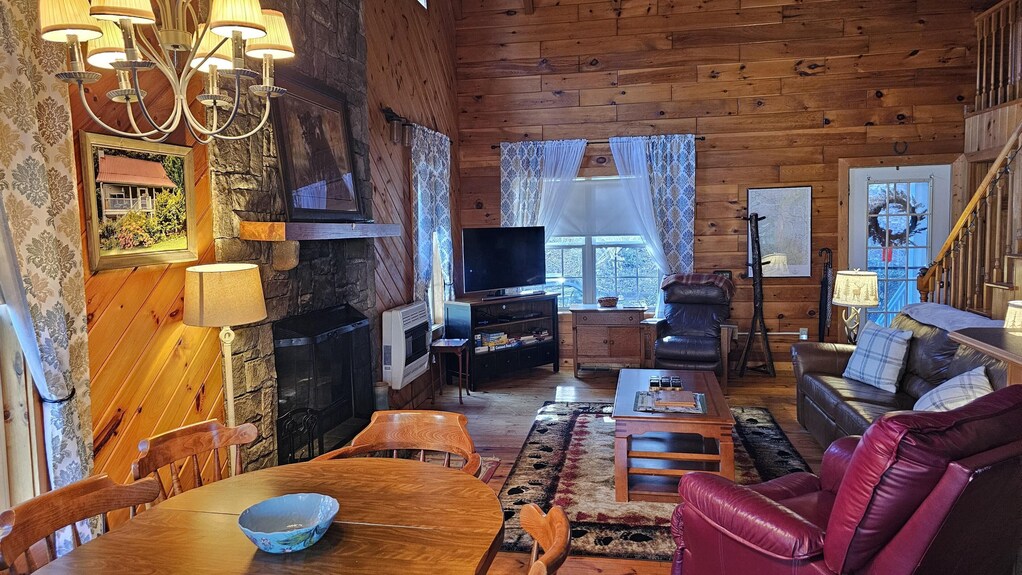 Hummingbird-located Across From Coosa Creek With Mountain Views - Blairsville, GA