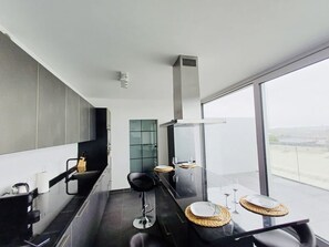 Apartamento luxo | Cozinha privada | Geladeira, micro-ondas, fogão, cooktop