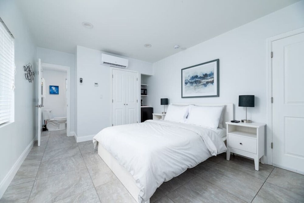 Bayshore Breeze Apt 8 - Fort Lauderdale, FL