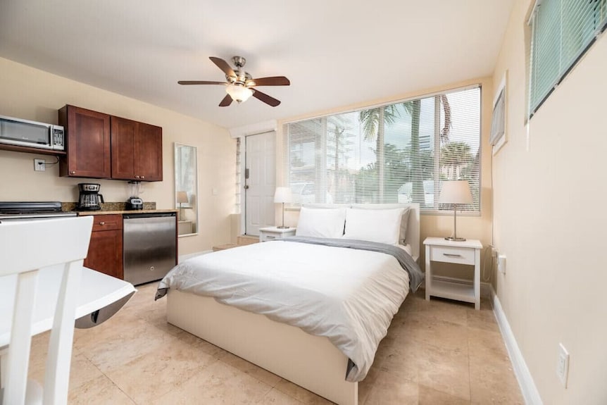 Ocean Breeze Free Parking! Apt 1 - Fort Lauderdale, FL