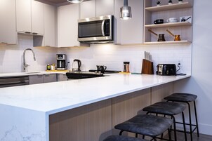 Condo | Cozinha privada | Geladeira grande, micro-ondas, fogão, lava-louças
