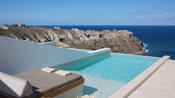 Deluxe Cliffside Suite with Private Infinity Pool & Heated Outdoor Jetted Tub - Caldera View | Terraço/pátio
