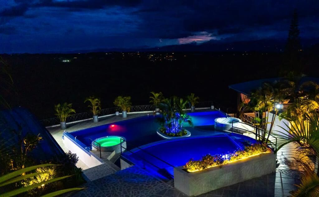 2 piscinas exteriores 