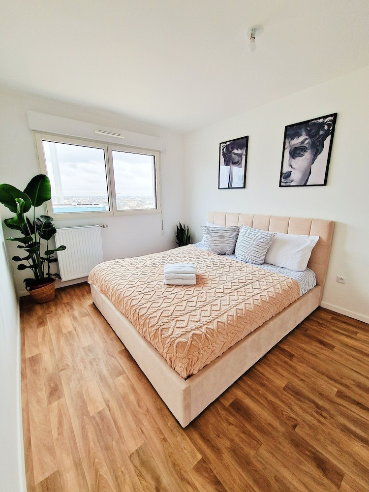 Charming Apartment With Panoramic Seine River & Eiffel Tower Views ...