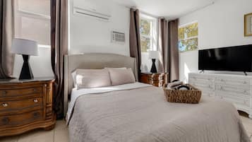 Quarto conforto, varanda | 4 quartos, roupas de cama premium, individualmente decorados