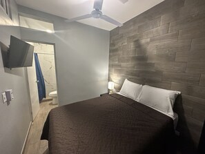 Quarto Duplo Económico | Minibar, com decoração personalizada, com mobília individualizada 