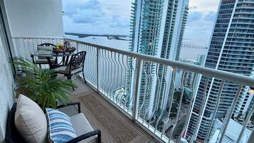 Apartamento de Luxo em Condomínio Fechado | Vista da varanda