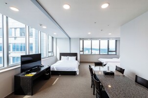 Quarto Triplo Familiar | Edredões de penas, cortinas/cortinados opacos, Wi-fi grátis