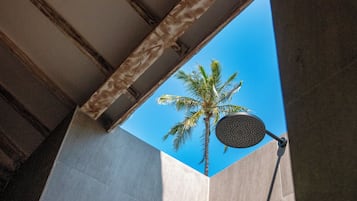 Quarto Duplo Deluxe | Casa de banho | Um polibã, um chuveiro fixo, artigos de higiene pessoal grátis