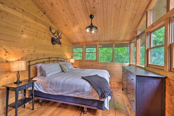 Lakefront Glass House Cabin W/ Mountain Views! - Jasper, GA