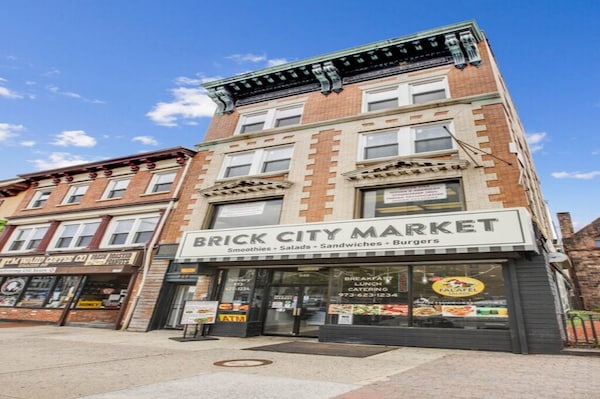 Brick City Dreams A Minute Away From The Prudential Center! 4 Mins From Nj Pac! - New Jersey