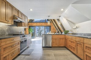 Casa | Cozinha privada | Um frigorífico, um micro-ondas, um forno, uma máquina de lavar louça 