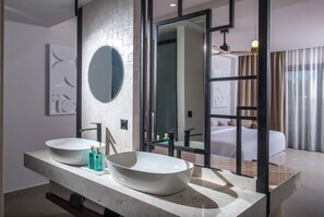 Deluxe Junior Suite | Casa de banho | Um polibã, um chuveiro fixo, artigos de higiene ecológicos 