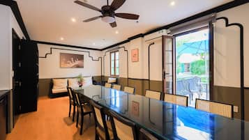 Quarto família, várias camas, vista para a cidade | Vista do quarto