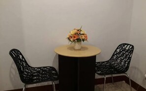 Televisor de ecrã plano de 32 polegadas com canais por cabo