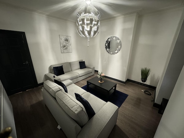 Stunning 4-bed House In Leeds Close To Center - Leeds