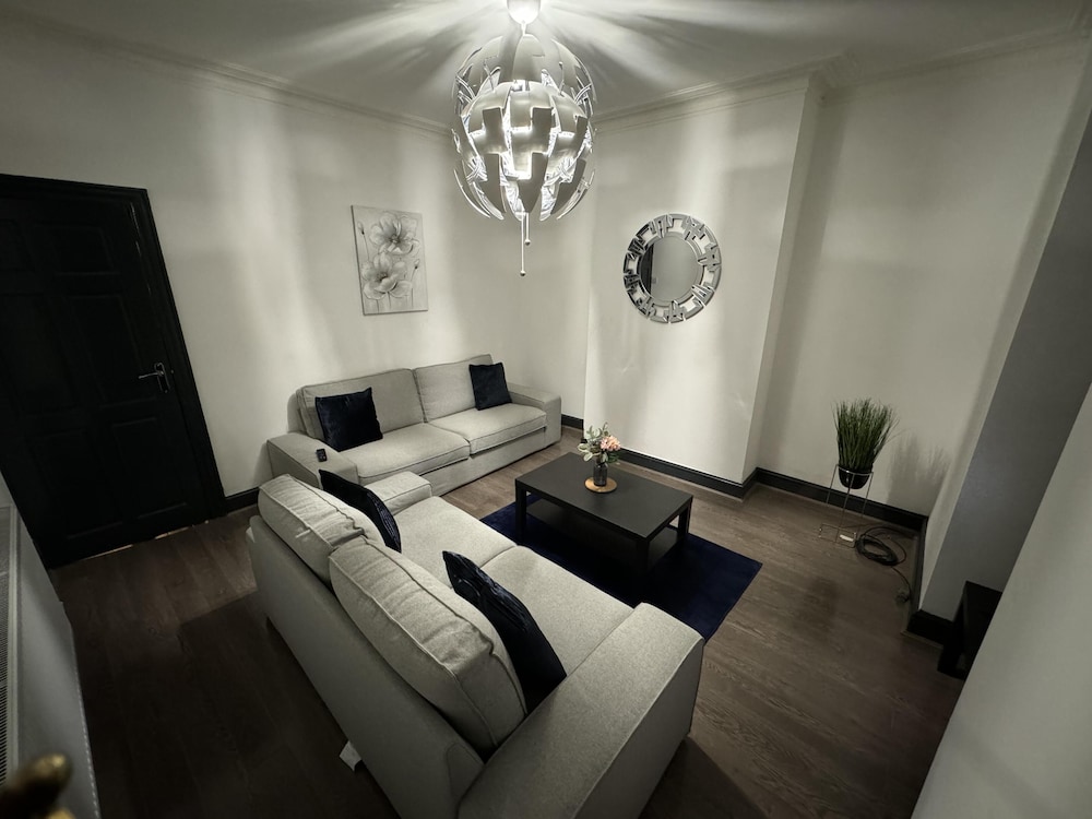 Stunning 4-bed House In Leeds Close To Center - Leeds