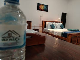 Quarto Triplo Deluxe, vista para o jardim | Roupa de alta qualidade, edredões de penas, minibar com produtos grátis 