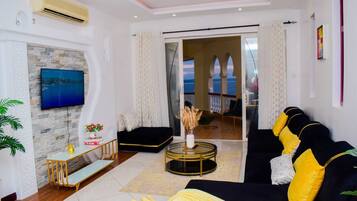 Apartamento conforto | Área de estar | Smart TV 24 polegadas com canais via satélite