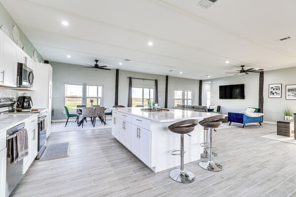 Modern Farmhouse In Del Valle: Rural Setting! - Austin, TX