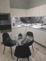 Apartamento Executivo | Cozinha privada | Uma chaleira elétrica, Congelador 