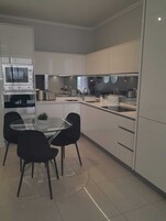 Apartamento Executivo | Cozinha privada | Uma chaleira elétrica, Congelador 
