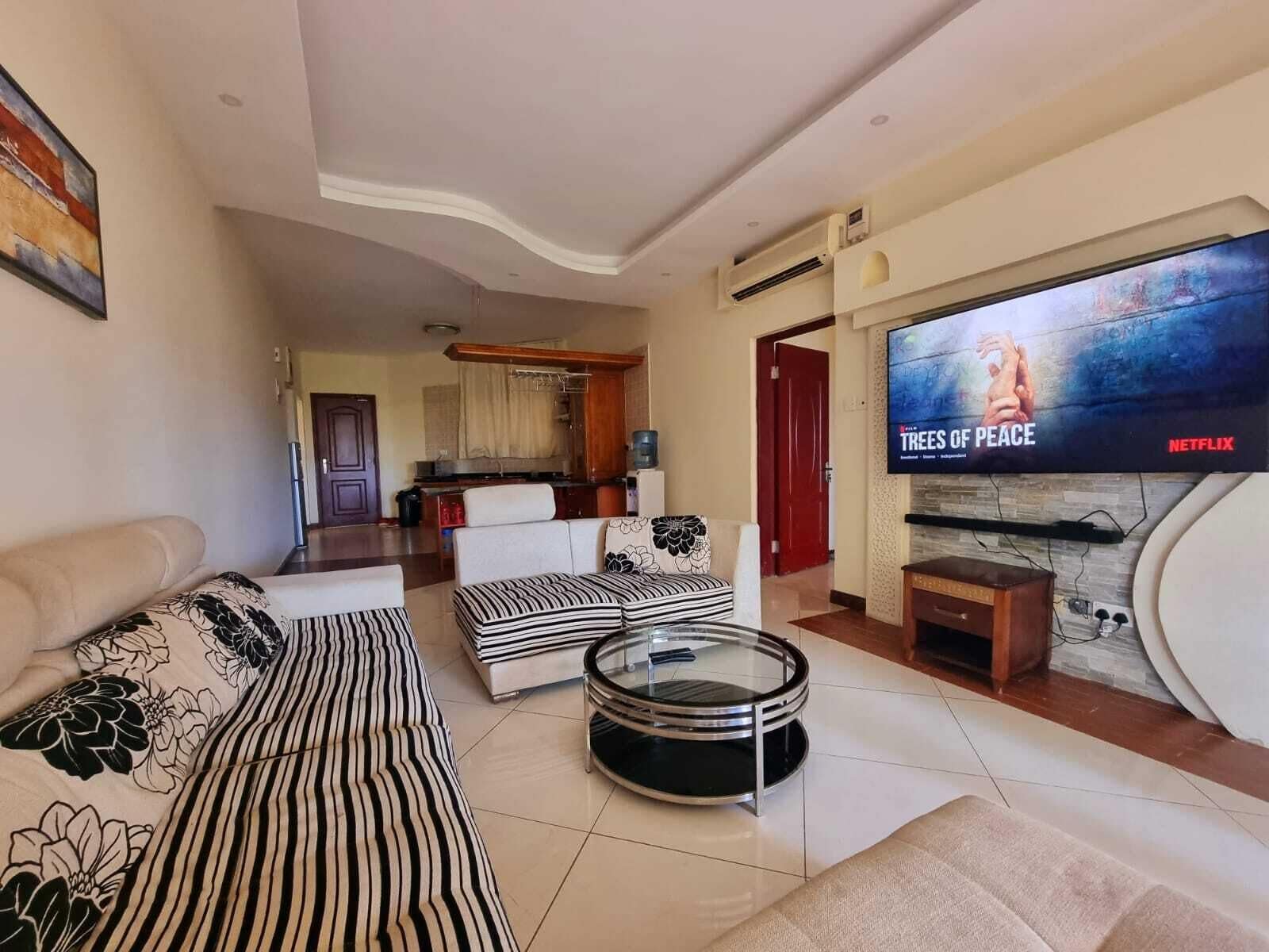 Apartamento Executivo | Sala de estar | Smart TV de 24 polegadas com canais via satélite 