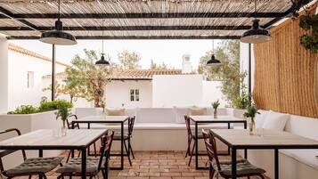 Pequeno-almoço completo diário incluído