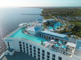 2 piscinas externas, funciona das 8h às 20h30, barracas, guarda-s óis